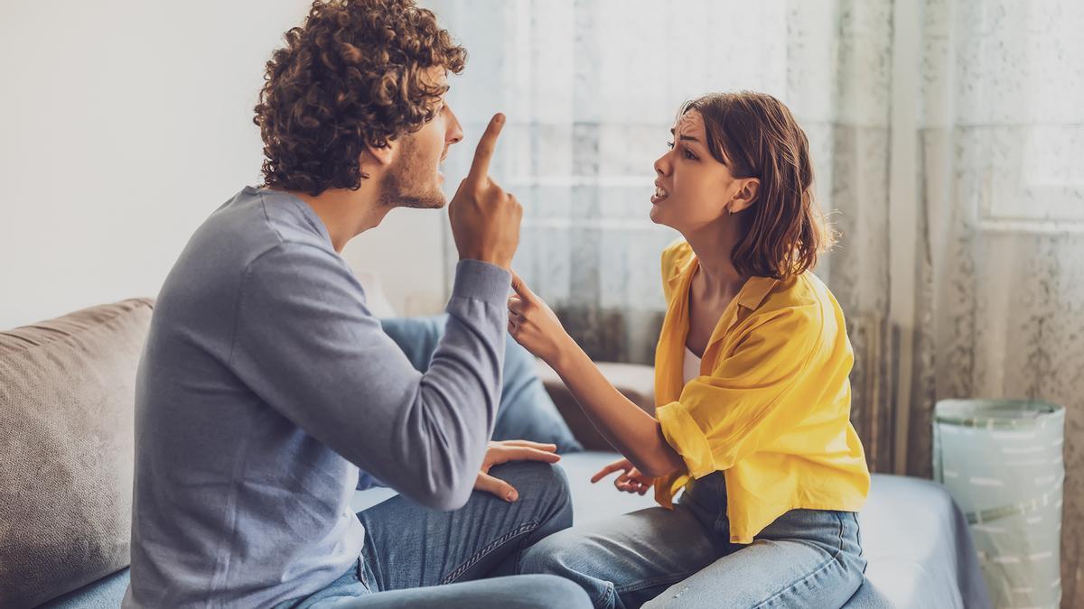 Mi PAREJA me deja mal delante de la gente: ¿por qué y qué hacer?