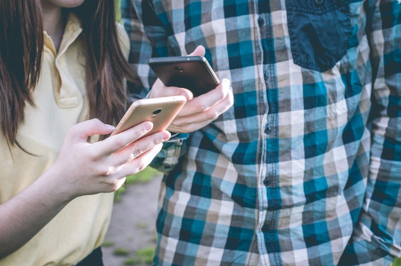 FOMO (miedo a perderse algo): qué es, causas, síntomas y tratamiento