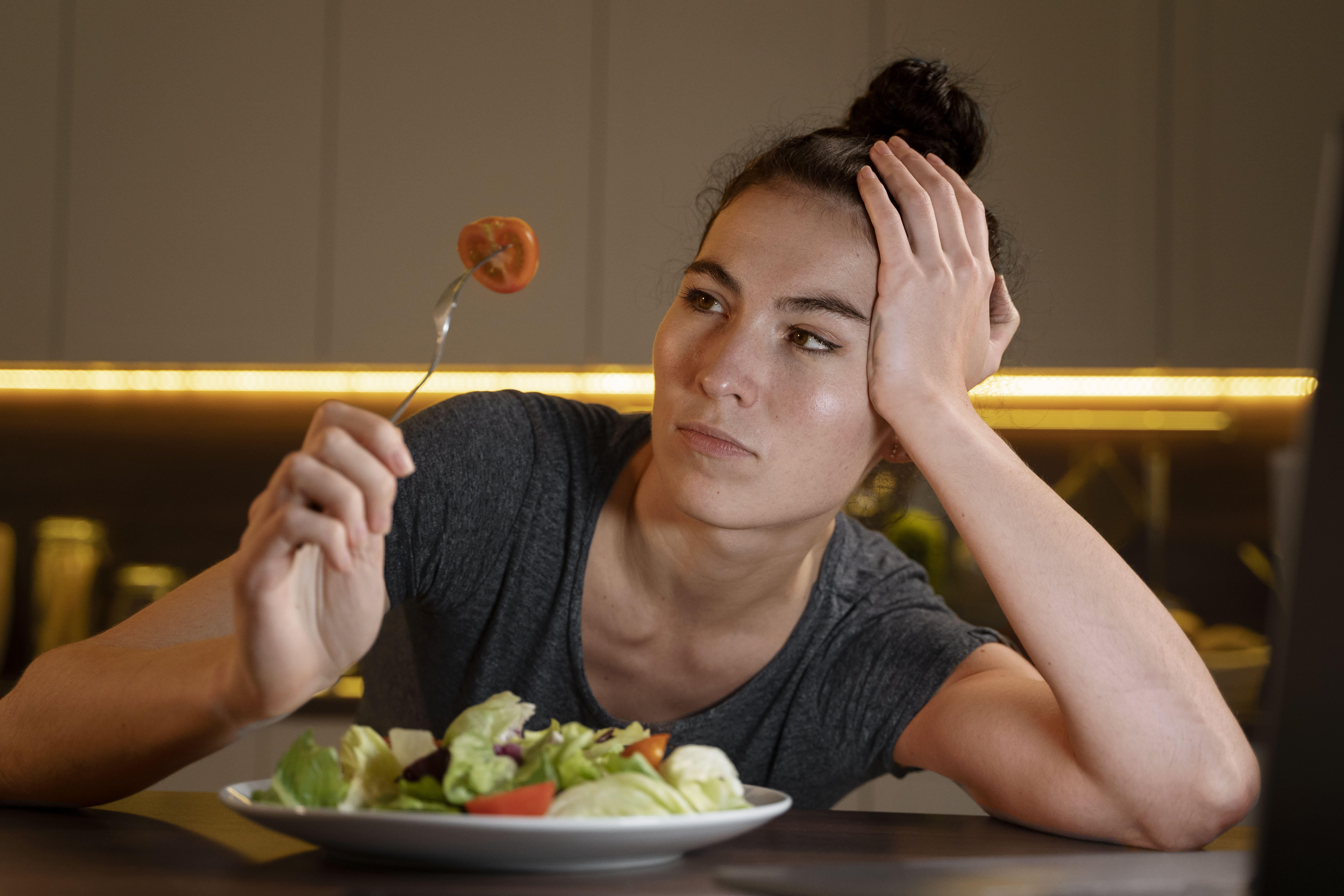 Cibofobia o miedo a comer: causas, síntomas y tratamiento