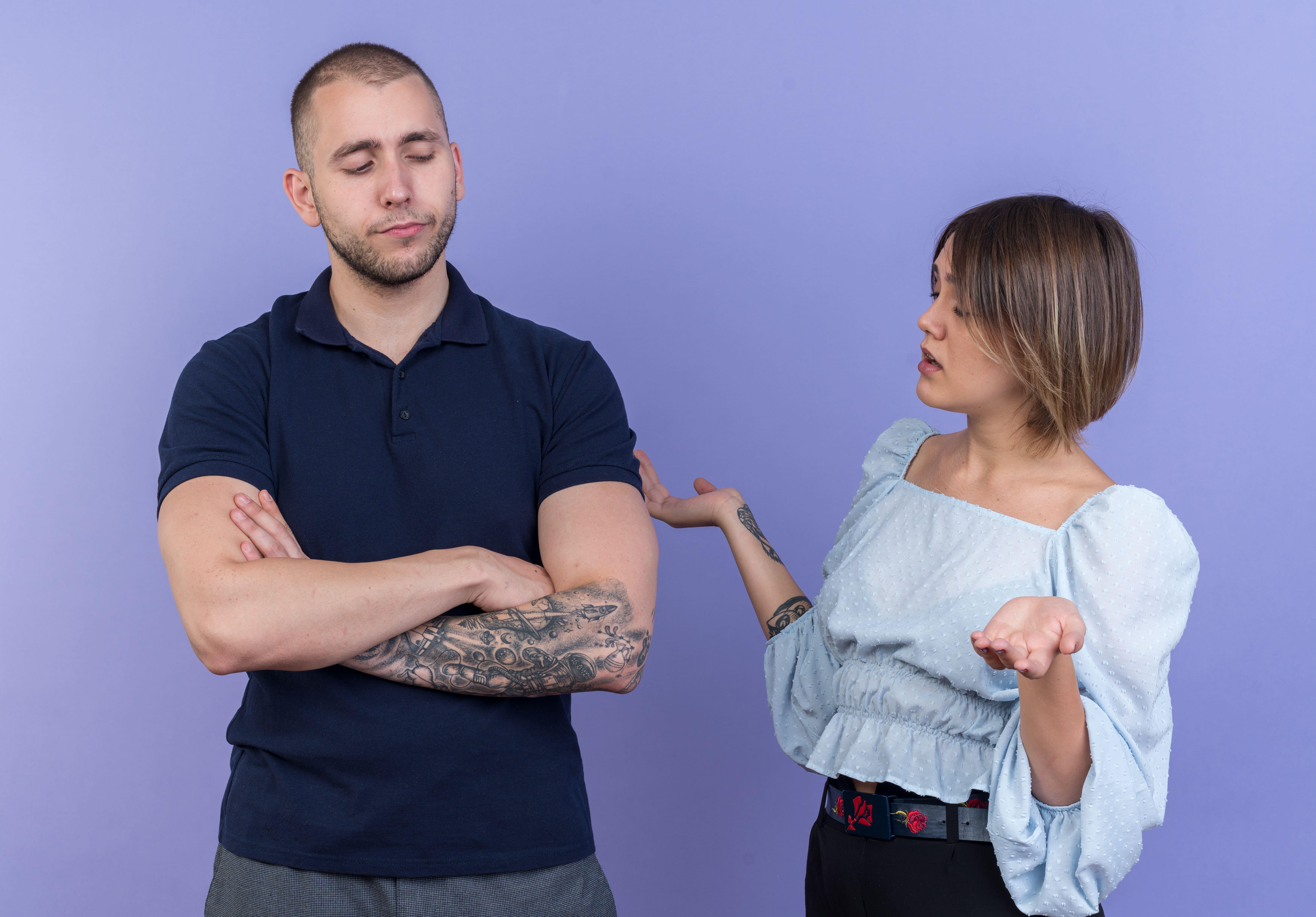 Por qué mi ex actúa como si no le importara y qué hacer