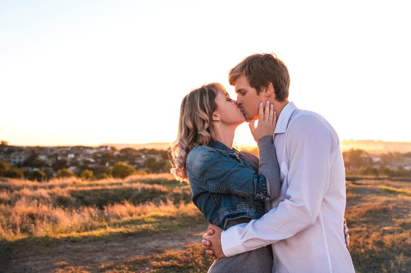 Cómo te besa un hombre enamorado - 12 tipos de besos