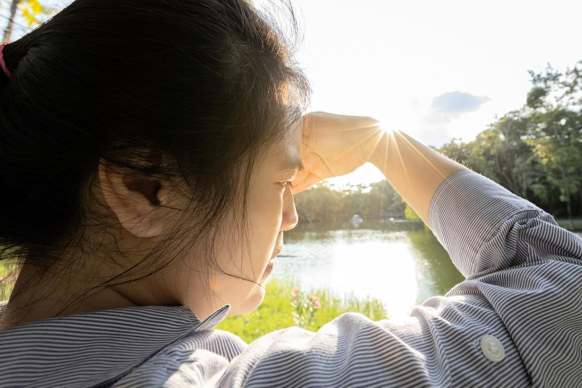 Fotofobia ou sensibilidade à luz: o que é, causas, sintomas e tratamento