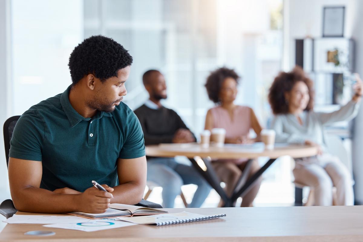 Escopofobia (medo de ser observado): o que é, causas, sintomas e tratamento